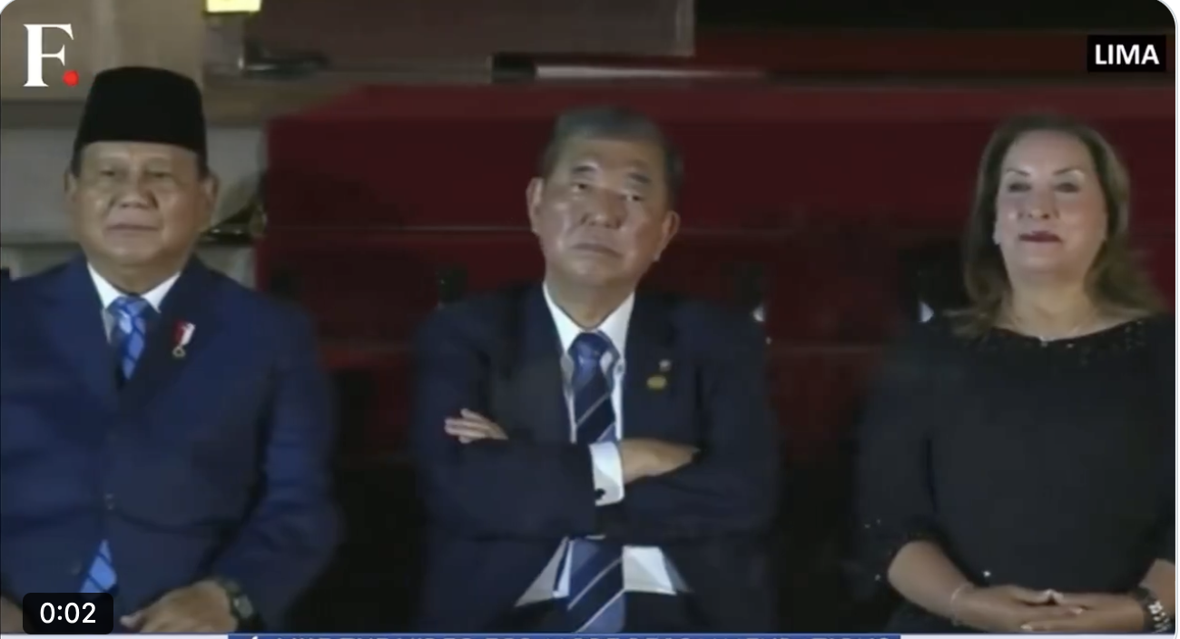 APEC式典でスーツ前開きで腕組みをしている日本の恥 石破首相 | ゆるパンダオフィシャル YURUPAN news & doga | ゆるパンニュース